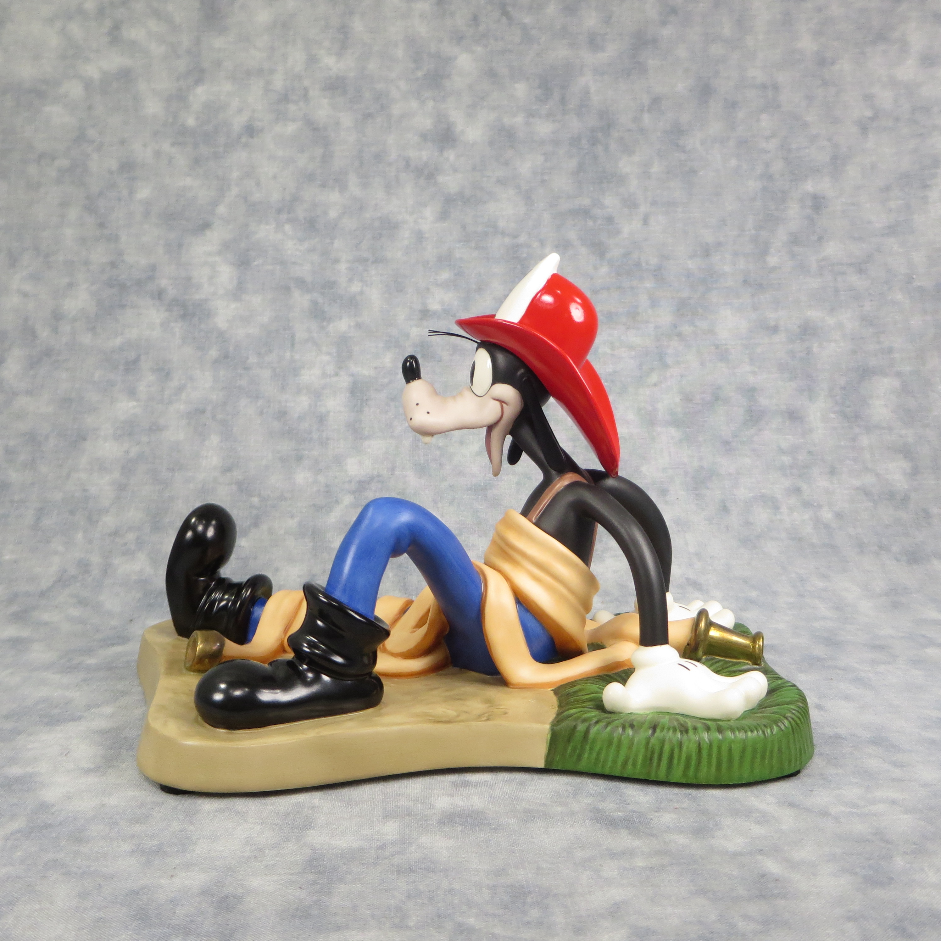 How much is GOOFY All Wrapped Up Disney 6 inch Limited Edition Figurine ...